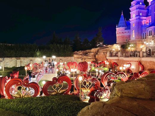Red Queen's Royal Garden - Disney Attraction